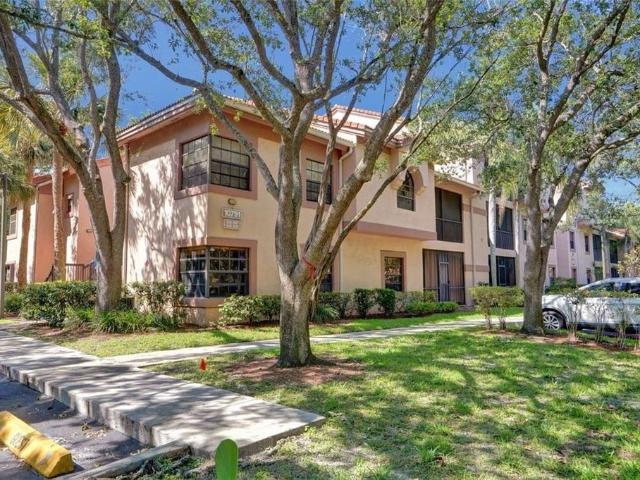 Luxury apartment complex for rent in Plantation, Florida