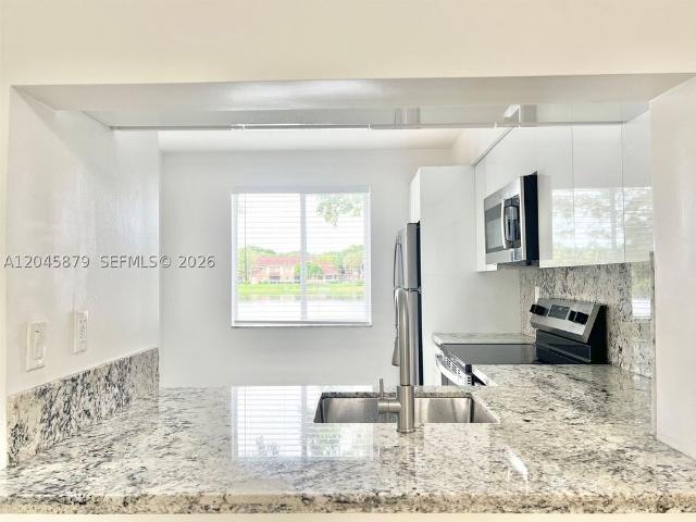 Luxury apartment complex for rent in Plantation, Florida
