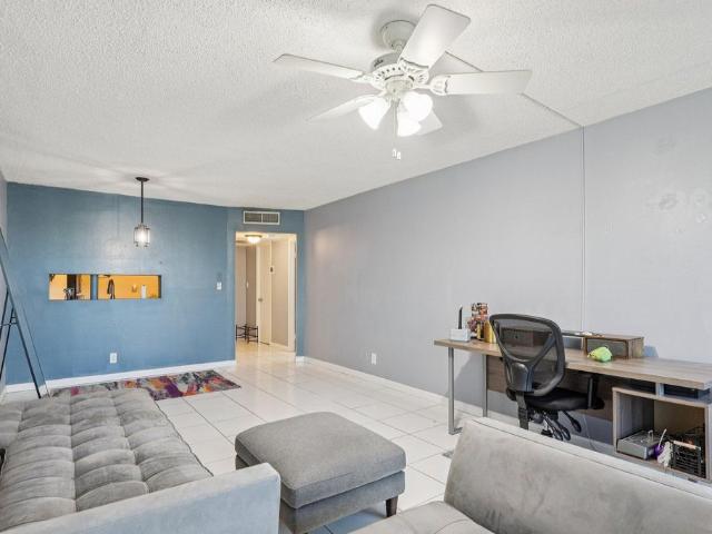 Luxury apartment complex for rent in Plantation, Florida