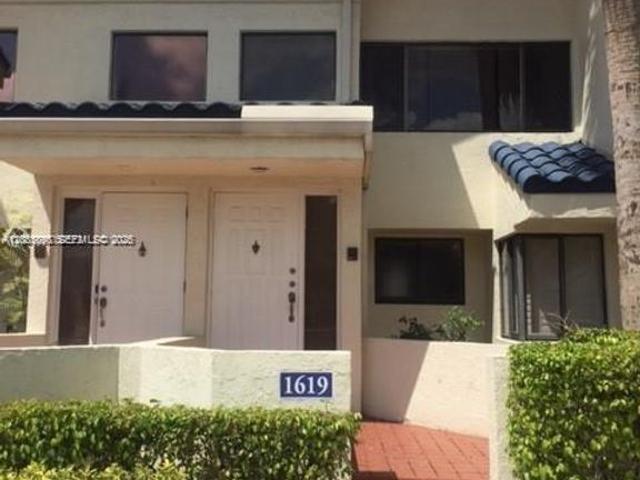 Luxury apartment complex for rent in Plantation, Florida