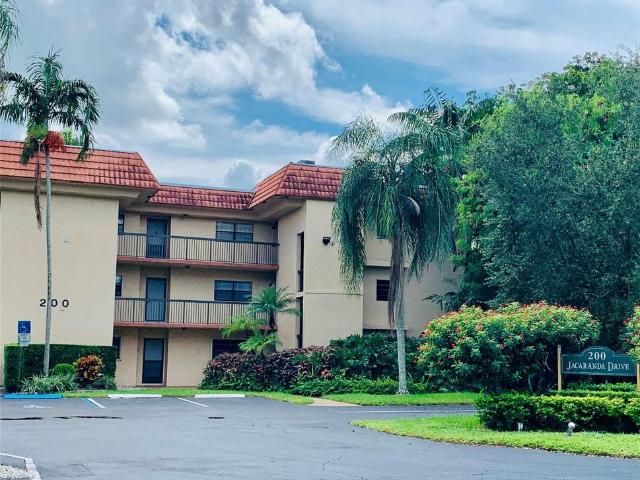 Luxury apartment complex for rent in Plantation, Florida