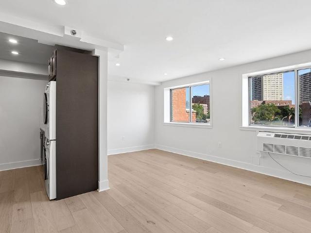 Luxury apartment complex for rent in Queens, New York