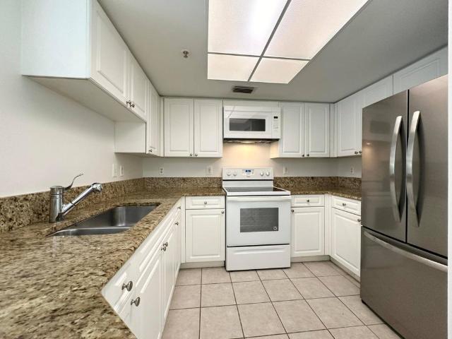 Luxury apartment complex for rent in Royal Palm Beach, Florida