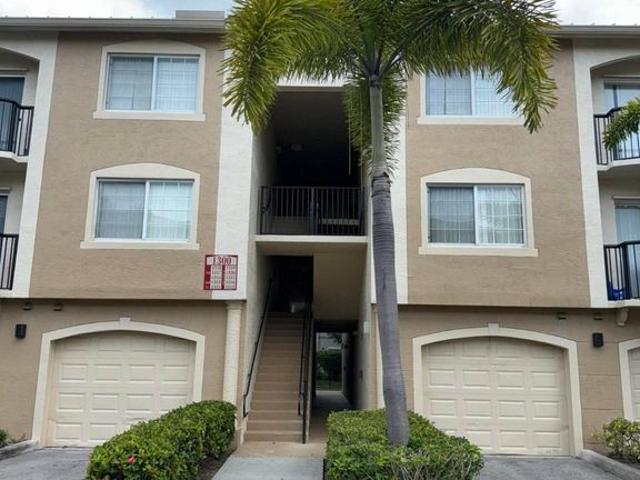Luxury apartment complex for rent in Royal Palm Beach, Florida
