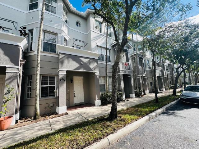 Luxury apartment complex for rent in Royal Palm Beach, Florida