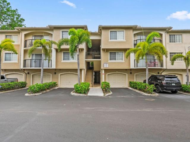 Luxury apartment complex for rent in Royal Palm Beach, Florida