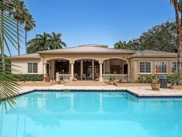 Luxury apartment complex for rent in Royal Palm Beach, Florida