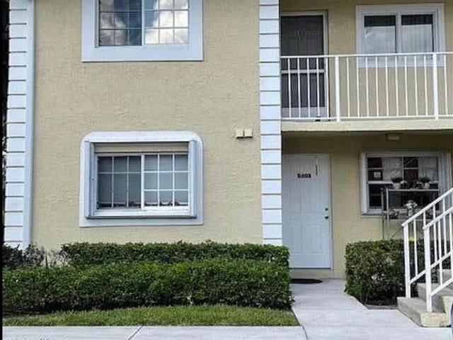 Luxury apartment complex for rent in Royal Palm Beach, Florida