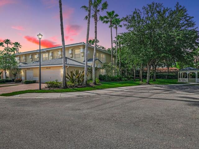 Luxury apartment complex for rent in Royal Palm Beach, Florida