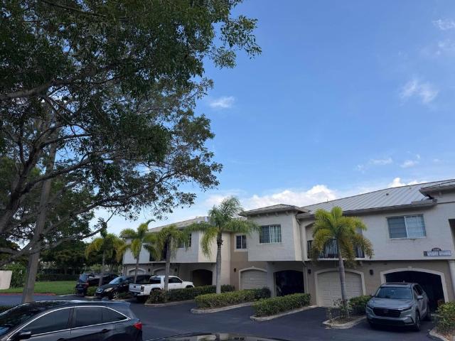 Luxury apartment complex for rent in Royal Palm Beach, Florida