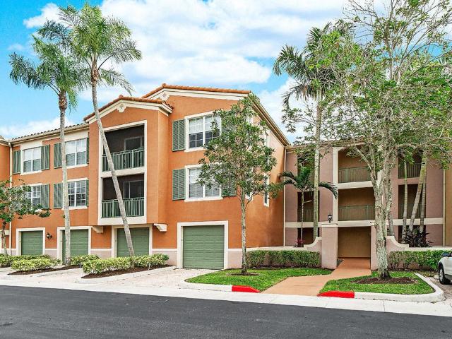 Luxury apartment complex for rent in Wellington, Florida