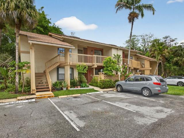 Luxury apartment complex for rent in Wellington, Florida