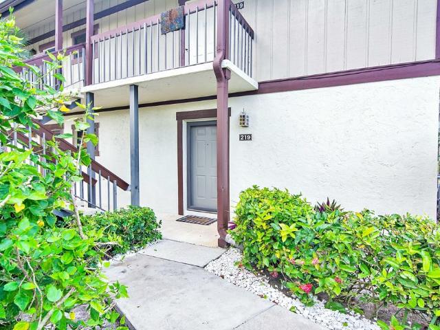 Luxury apartment complex for rent in Wellington, Florida