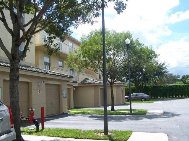 Luxury apartment complex for rent in Wellington, Florida