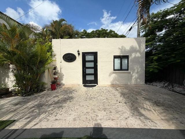 Luxury apartment complex for rent in West Palm Beach, Florida