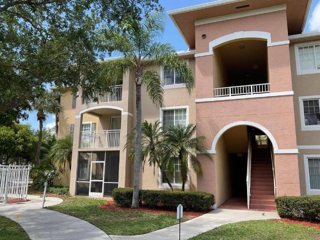 Luxury apartment complex for rent in West Palm Beach, Florida