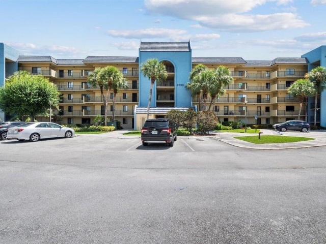 Luxury apartment complex for rent in West Palm Beach, Florida
