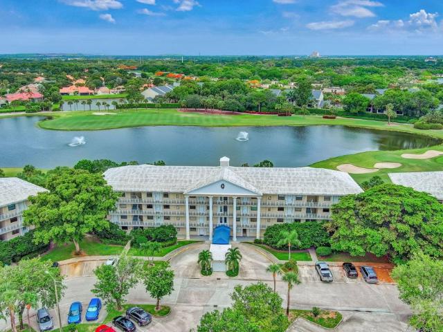 Luxury apartment complex for rent in West Palm Beach, Florida