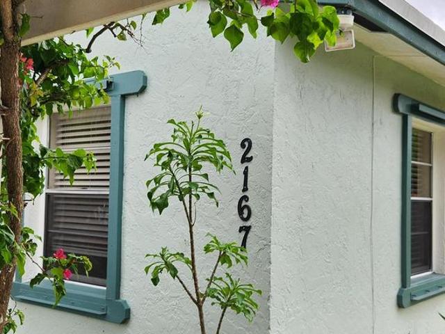 Luxury apartment complex for rent in West Palm Beach, Florida