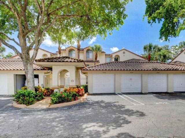Luxury apartment complex for rent in West Palm Beach, Florida