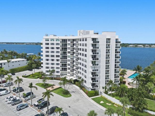 Luxury apartment complex for rent in West Palm Beach, Florida
