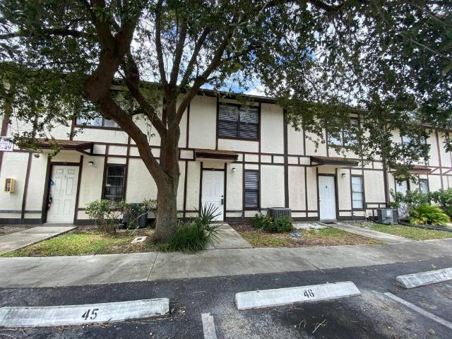 Luxury apartment complex for rent in West Palm Beach, Florida