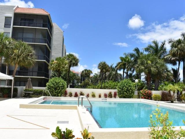 Luxury apartment complex for rent in West Palm Beach, Florida