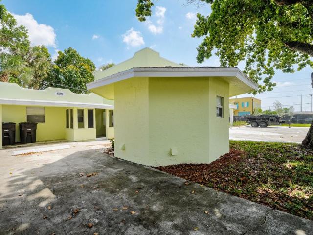 Luxury apartment complex for rent in West Palm Beach, Florida