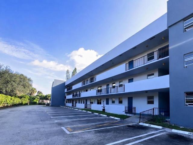 Luxury apartment complex for rent in West Palm Beach, Florida