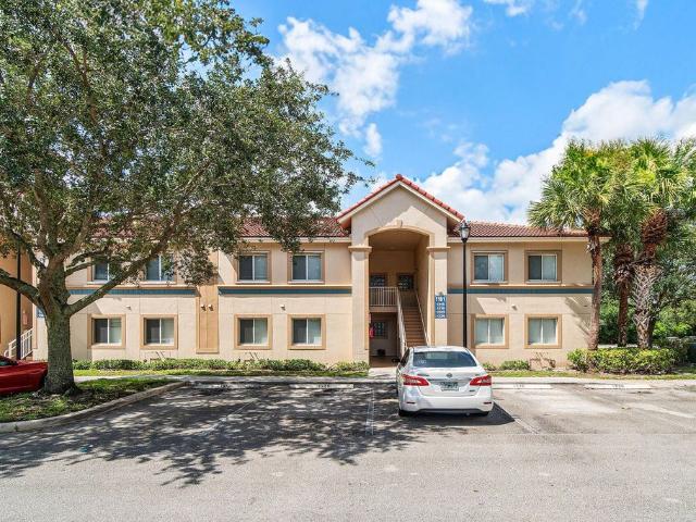 Luxury apartment complex for rent in West Palm Beach, Florida