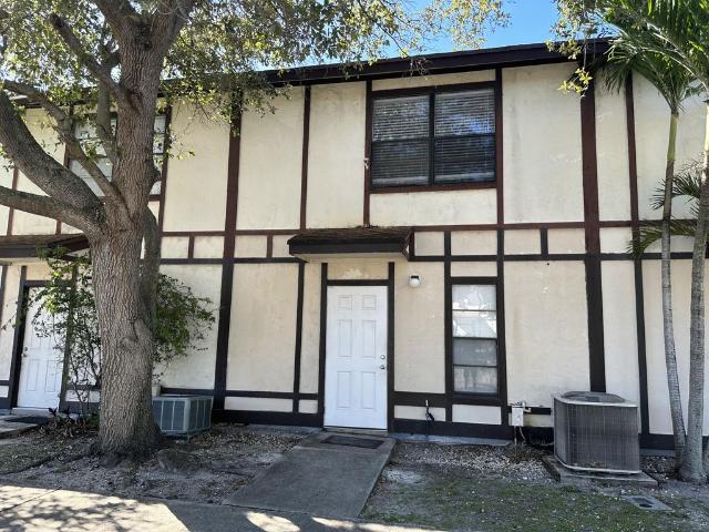 Luxury apartment complex for rent in West Palm Beach, Florida