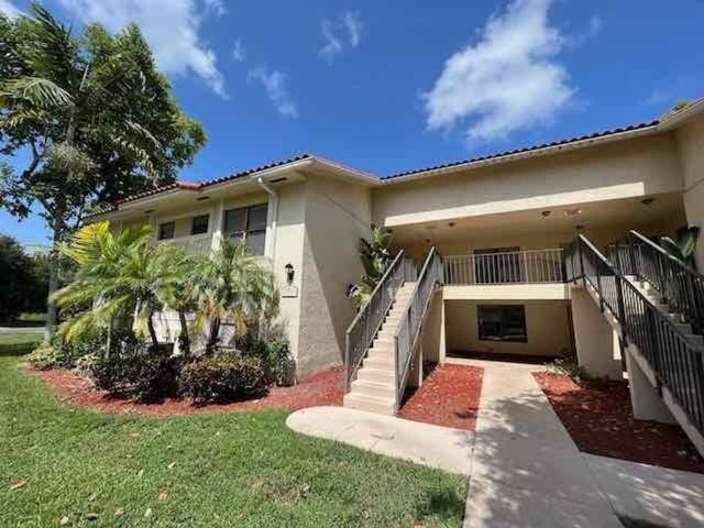 Luxury apartment complex for rent in West Palm Beach, Florida