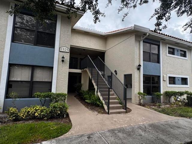 Luxury apartment complex for rent in West Palm Beach, Florida