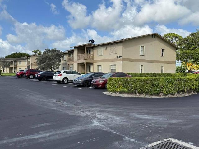 Luxury apartment complex for rent in West Palm Beach, Florida