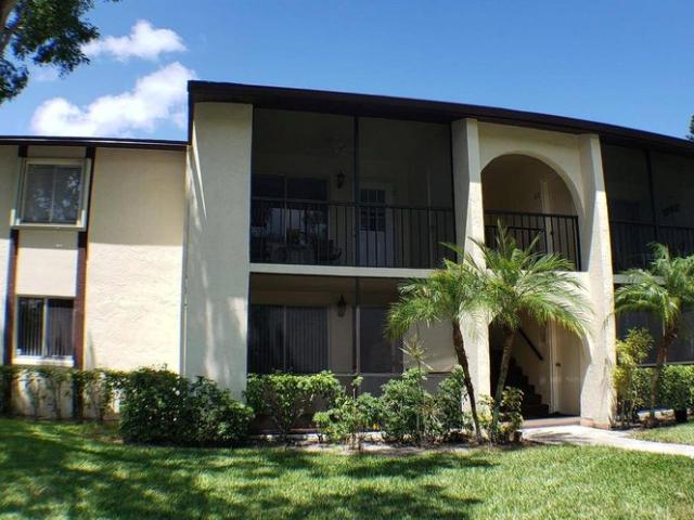 Luxury apartment complex for rent in West Palm Beach, Florida