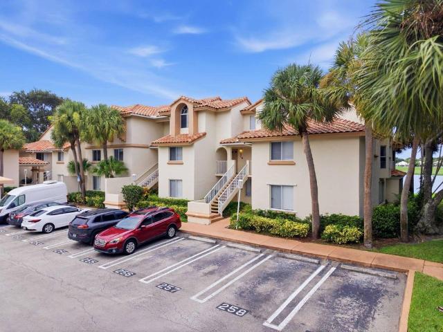 Luxury apartment complex for rent in West Palm Beach, Florida