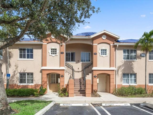 Luxury apartment complex for rent in West Palm Beach, Florida