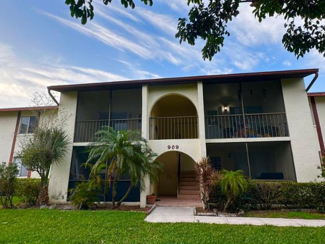 Luxury apartment complex for rent in West Palm Beach, Florida