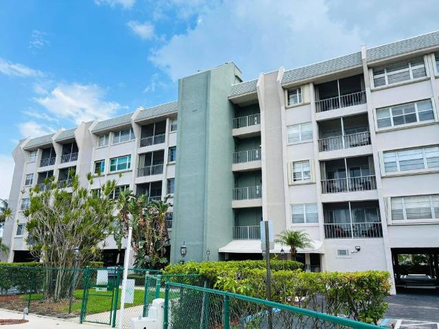 Luxury apartment complex for rent in West Palm Beach, Florida