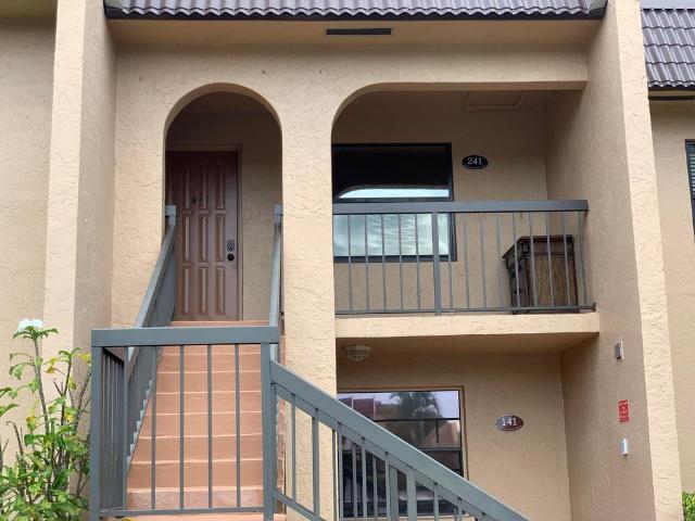 Luxury apartment complex for rent in West Palm Beach, Florida