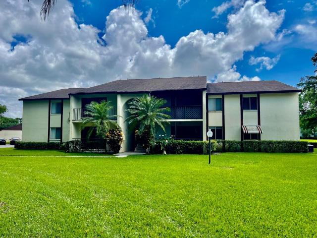 Luxury apartment complex for rent in West Palm Beach, Florida