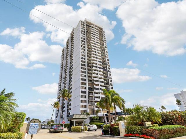 Luxury apartment complex for rent in West Palm Beach, Florida