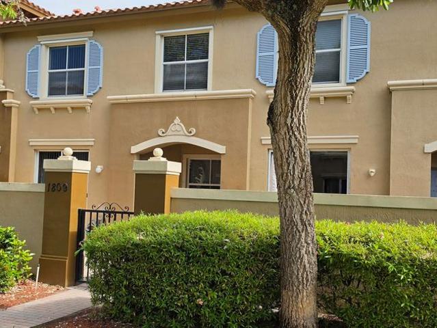 Luxury apartment complex for rent in West Palm Beach, Florida