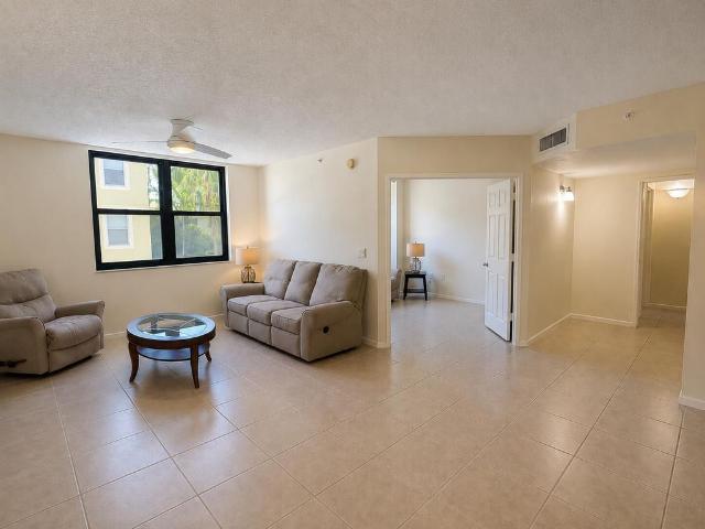 Luxury apartment complex for rent in West Palm Beach, Florida