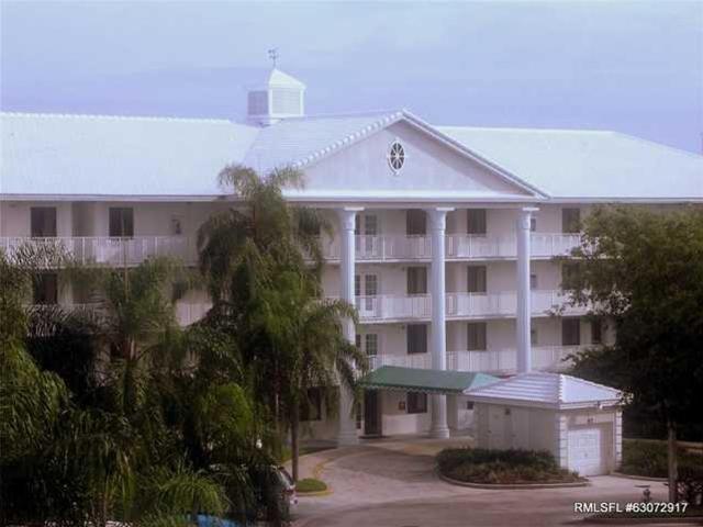 Luxury apartment complex for rent in West Palm Beach, Florida