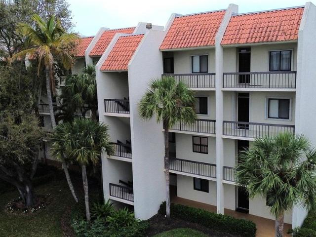 Luxury apartment complex for rent in West Palm Beach, Florida