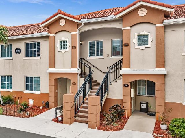 Luxury apartment complex for rent in West Palm Beach, Florida