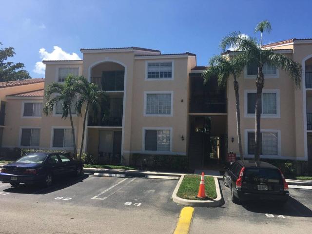 Luxury apartment complex for rent in West Palm Beach, Florida