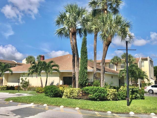 Luxury apartment complex for rent in West Palm Beach, Florida