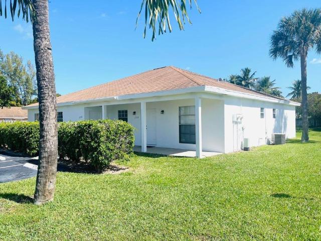 Luxury apartment complex for rent in West Palm Beach, Florida